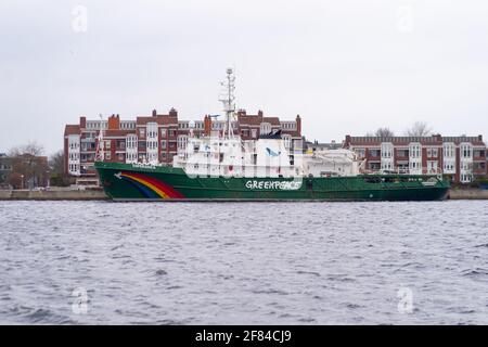 Wilhelmshaven, Germany. 09th Apr, 2021. The churning waters of the Jade ...