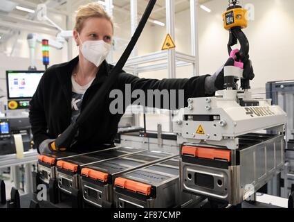 Ludwigsfelde, Germany. 24th Mar, 2021. Workers stand at the plant at US ...