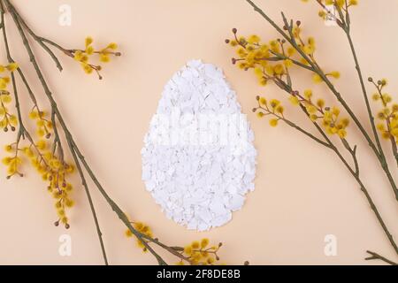 Big egg made of eggshell shards Stock Photo - Alamy