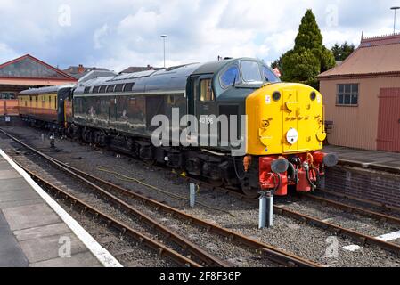 Class 40 Diesel Locomotive, BR Green livery Stock Photo - Alamy