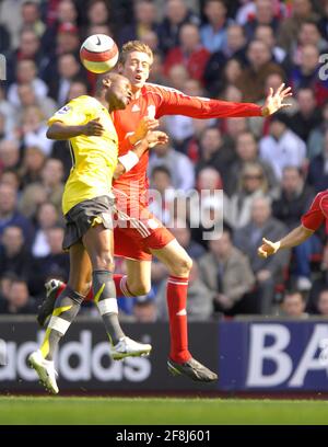 Peter Crouch and defender William Gallas fight for the ball Stock Photo - Alamy