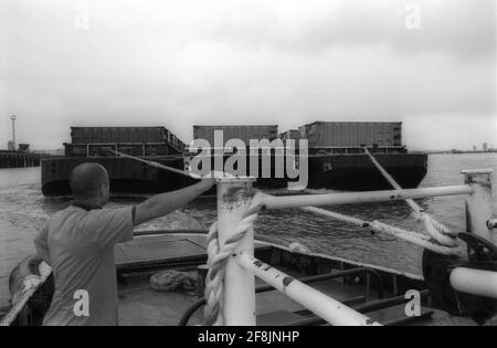 Lightermen of the River Thames securing the barges with ropes Stock ...