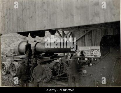 Mounting a 42 cm howitzer in Serrada Stock Photo - Alamy