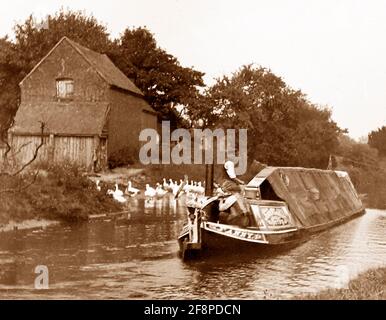 Canal narrow boat early 1900s Stock Photo - Alamy