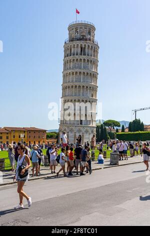 PISA, ITALY - JUNE 25, 2019: Crowd of tourists visit Leaning Tower of ...