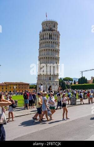 PISA, ITALY - JUNE 25, 2019: Crowd of tourists visit Leaning Tower of ...