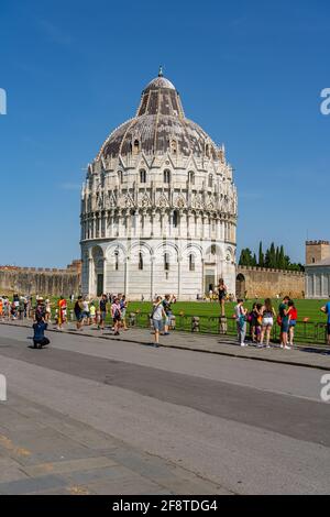 PISA, ITALY - JUNE 25, 2019: Crowd of tourists visit Leaning Tower of ...