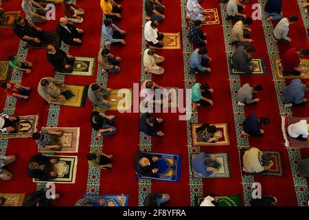 Iraqi Kurdish people maintain social distance as they offer Tarawih ...