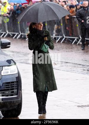 The Duke of Cambridge and Duchess of Cambridge brave the rain as they ...