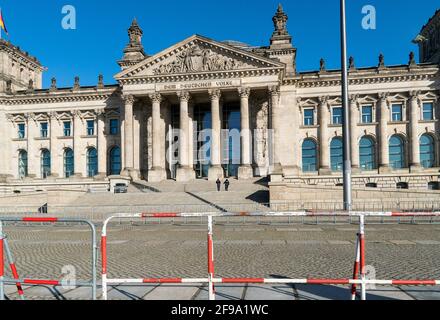 Berlin, Tiergarten, Reichstag building, cordoned off, bars Stock Photo ...