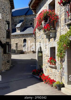 Traditional architecture in the Aragonese Pyrenees Stock Photo - Alamy
