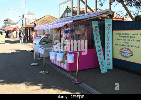 candy floss shop seaside sweets Stock Photo - Alamy