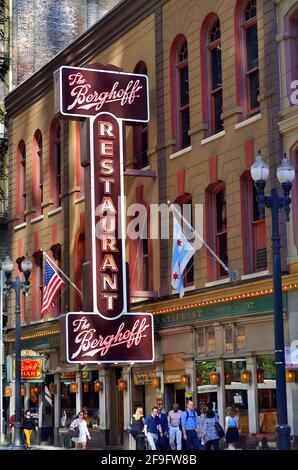 Restaurant exterior in Chicago, Illinois, USA Stock Photo - Alamy