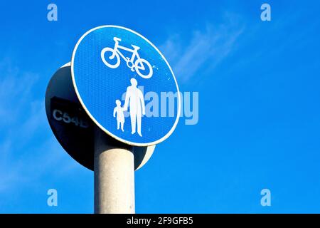 Shared pathway sign for pedestrians and cyclists, UK Stock Photo - Alamy