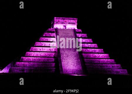 Chichen Itza Mayan Pyramid Night View Stock Photo - Alamy