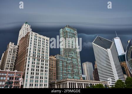 Dramatic storm front clouds gathering over Chicago Skyline Stock Photo ...