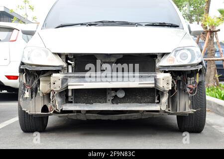 Damaged car with no grille and front bumper Stock Photo - Alamy