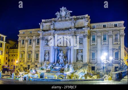 Night view over fontana di trevi in rome Stock Photo - Alamy