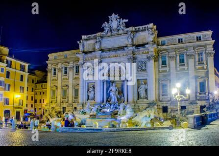 Night view over fontana di trevi in rome Stock Photo - Alamy