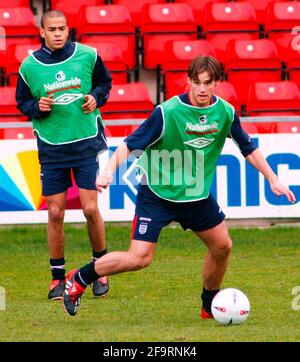 ENGLAND FOOTBALL TEAM TRAINING AT WREXHAM F.C. 15/4/2002 STEVEN GERRARD ...