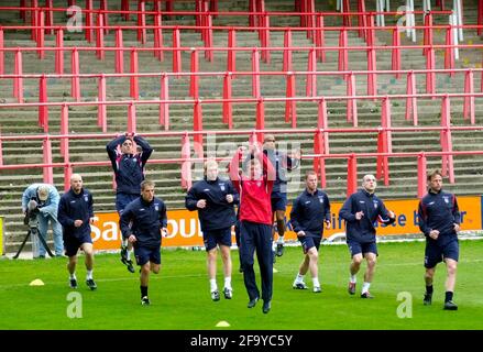 ENGLAND FOOTBALL TEAM TRAINING AT WREXHAM F.C. 15/4/2002 STEVEN GERRARD ...