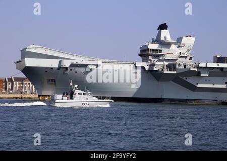 The Royal Navy Scimitar class patrol boat HMS SABRE (P285) passing Fort ...