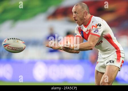 James Roby #9 of St Helens passes the ball Stock Photo - Alamy