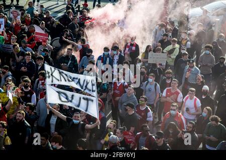 Arsenal fans stage protest against Kroenke outside stadium 23.04.21 ...