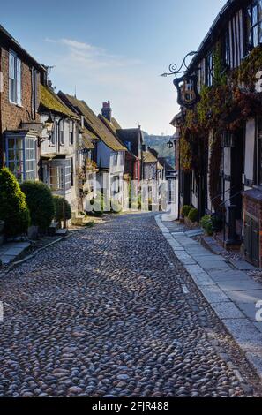 Historical English town of Rye. Narrow passageway, alley, and 13th ...
