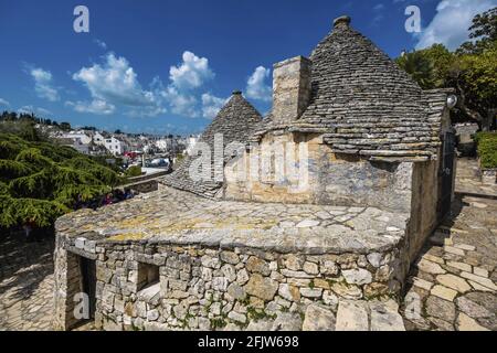 Italia, Puglia, Alberobello, bee-hives houses, or trulli Stock Photo ...