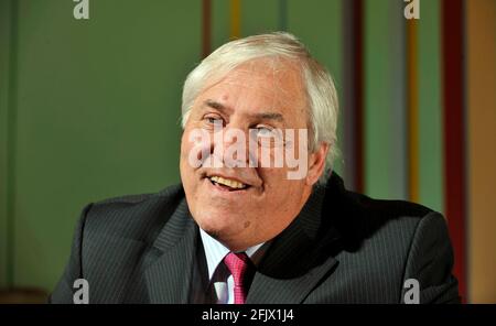 EX FOOTBALL REFEREE KEITH HACKETT 26/5/2010. PICTURE DAVID ASHDOWN ...
