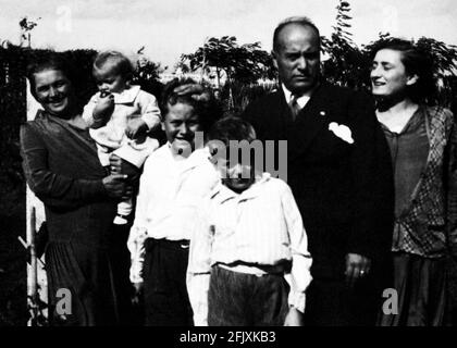 Italian dictator Mussolini with his family Stock Photo - Alamy