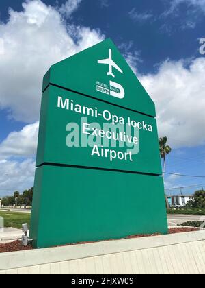 Airport security sign Stock Photo - Alamy