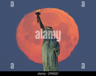 The moon sets on Monday morning Germany - Kassel, 25.04.2026 The moon ...
