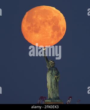 The moon sets on Monday morning Germany - Kassel, 25.04.2026 The moon ...