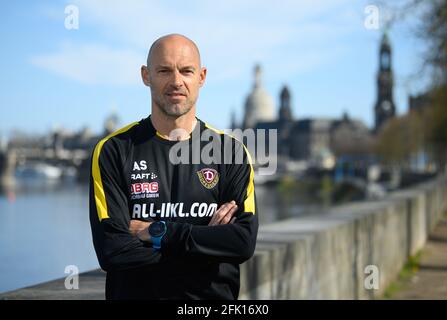Dresden, Germany. 27th Apr, 2021. The full moon sets in the morning ...