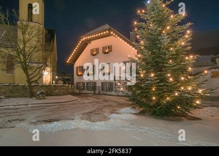 weihnachtlichter Petersplatz in Piding mit strahlendem Christbaum Stock ...
