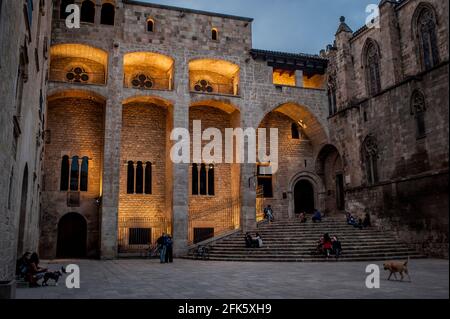 People hang out at medieval Plaza del Rei (King's Square) in Barcelona ...
