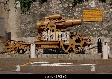 Skoda 305 mm (30.5 cm) Model 1911 siege howitzer in museum at ...