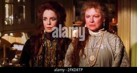 Dianne Wiest,Stockard Channing Film: Practical Magic (USA/AUS 1998 ...
