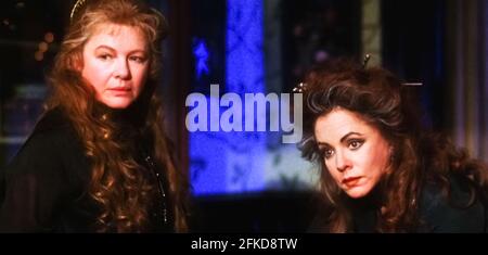 Dianne Wiest,Stockard Channing Film: Practical Magic (USA/AUS 1998 ...