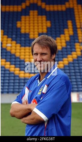 PAUL MERSON SIGNS FOR PORTSMOUTH FC. PIC MIKE WALKER, 2002 Stock Photo ...