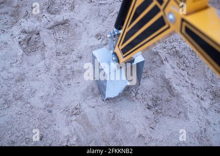 Hydraulically controlled arms of a yellow digger Stock Photo - Alamy