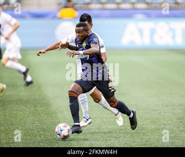 Seattle Sounders defender Nouhou Tolo, left, and Los Angeles Galaxy ...