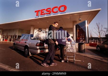 Tesco Supermarket January 2000Hackney Tesco Supermarket customers at ...