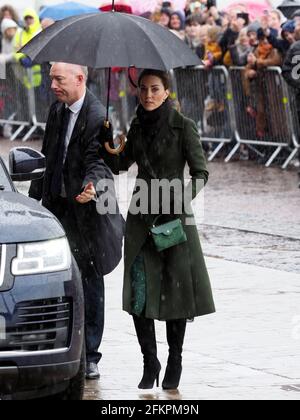 The Duke of Cambridge and Duchess of Cambridge brave the rain as they ...