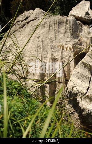 Rocce lavorate dal vento alle Isole Baleari Stock Photo - Alamy