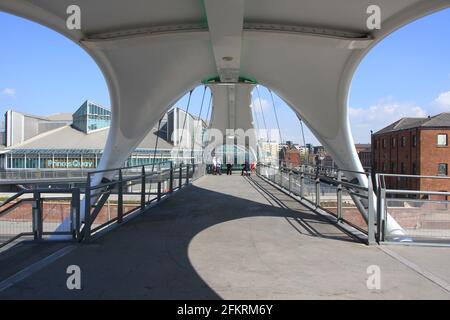 Murdoch's Connection pedestrian bridge, Hull, UK Stock Photo - Alamy