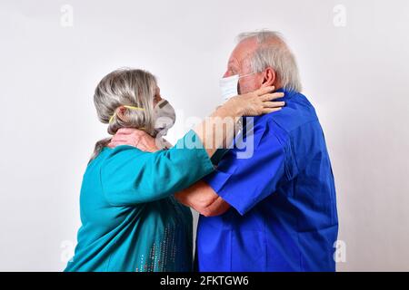 Senior couple with face masks fighting during quarantine Stock Photo ...