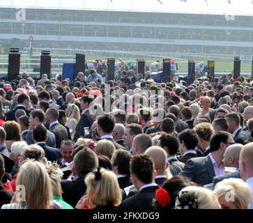RACING AT AINTREE. 2nd DAY. 3/4/09. PICTURE DAVID ASHDOWN Stock Photo ...